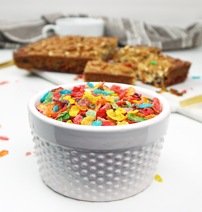Pretzel blondies with Fruity Pebbles crust | Bijoux & Bits