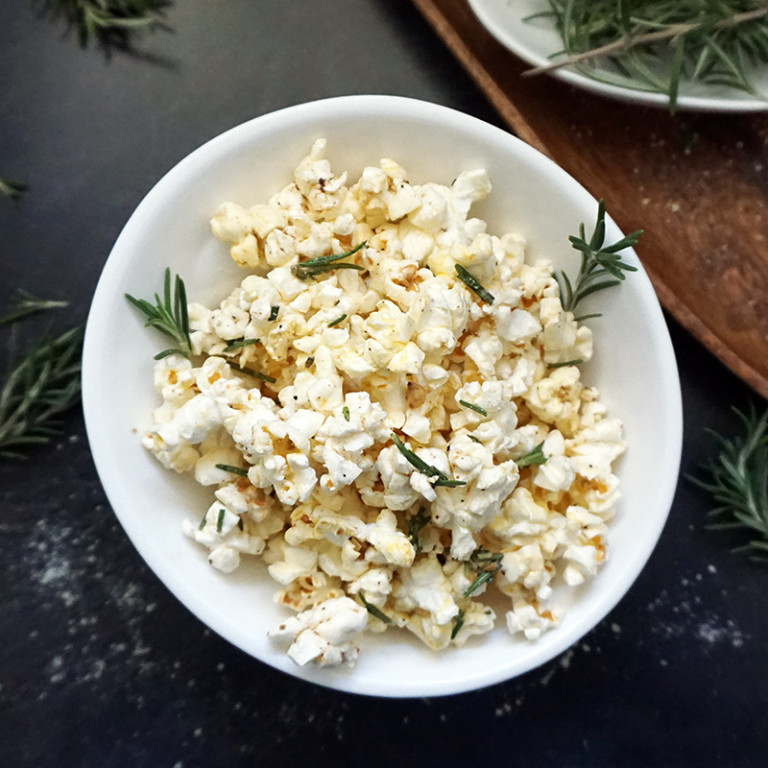 Rosemary parmesan popcorn with brown butter | Bijoux & Bits
